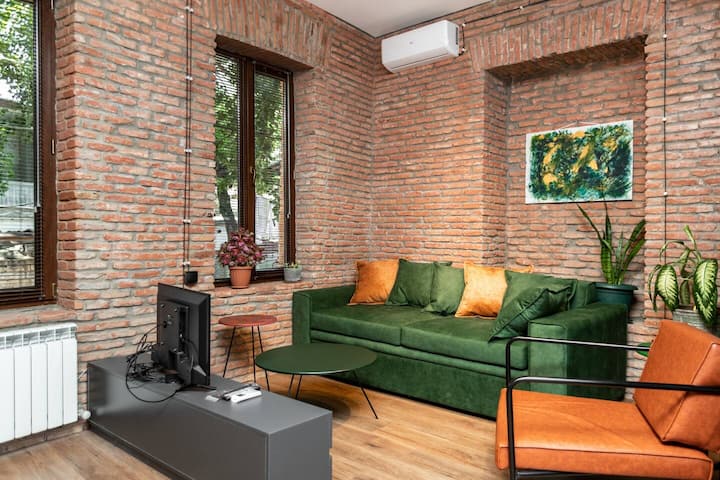 Cozy Apt Near Rustaveli Ave - By Wehost - Tbilisi