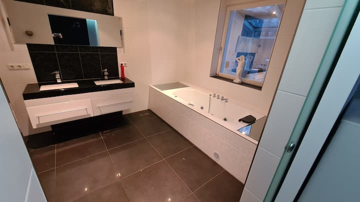 Grosses Haus Mit 470qm Wohnfläche Und Garten - Frankfurt