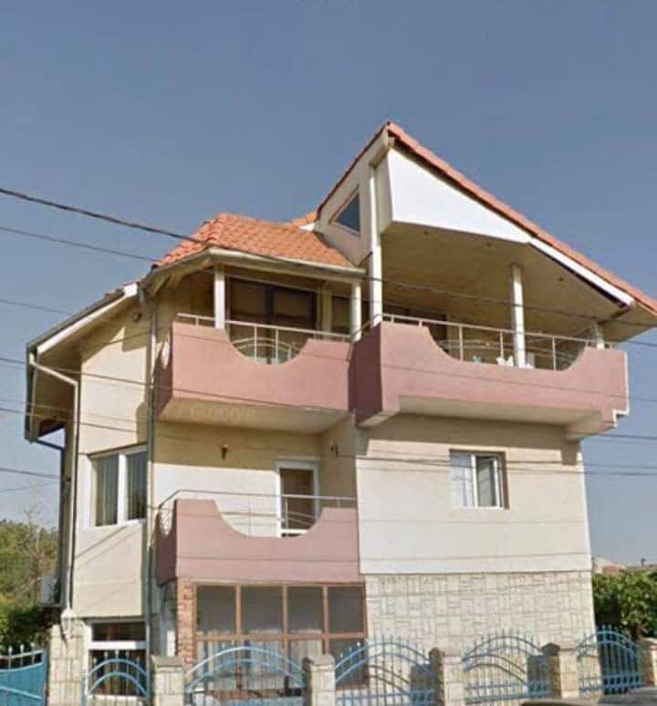 Classic, Warm & Cosy 4 Bedroom House - Constanța
