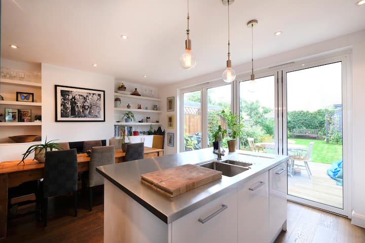 A Beautiful And Welcoming Home And Garden - Waterloo Station - London