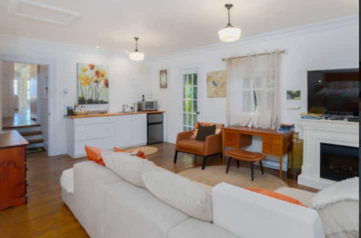 "The Lucky Dog" Garden Studio - Gibsons