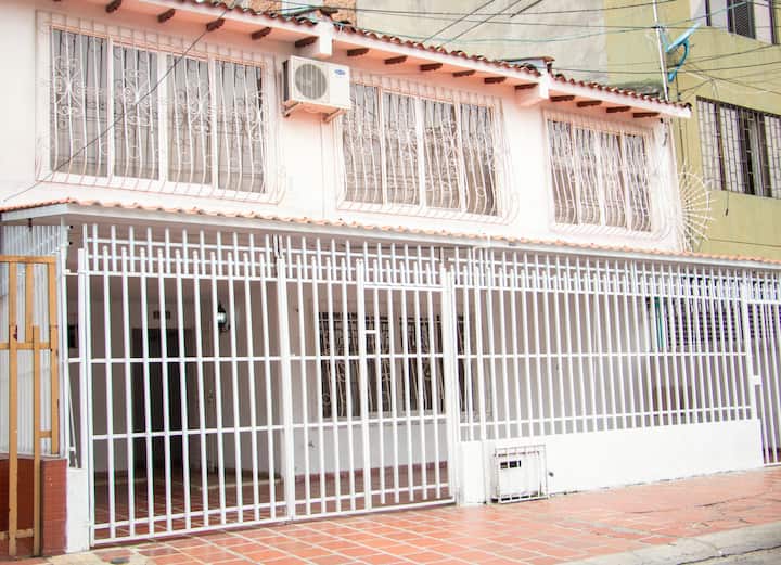 Posada Familiar Abba. Casa Al Sur De Cali - Cali