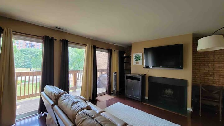 1 Br Condominium Nestled In Nature. - Downers Grove, IL