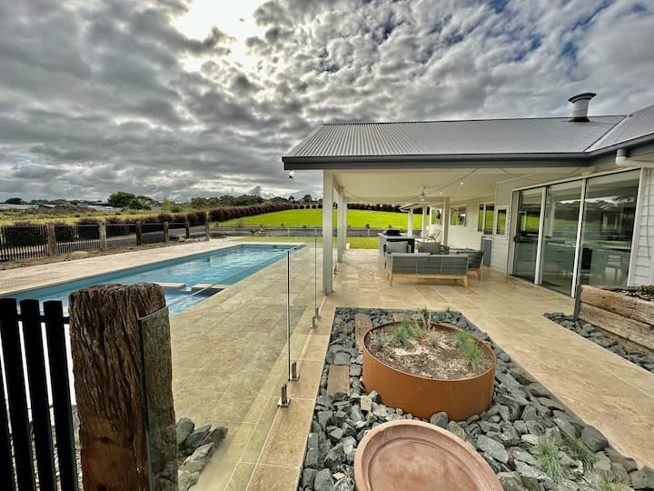 Coastal Retreat - Pool, Spa & Fire. Nature Boardwalk, Creek & Inlet. 5 Bedroom. - Inverloch