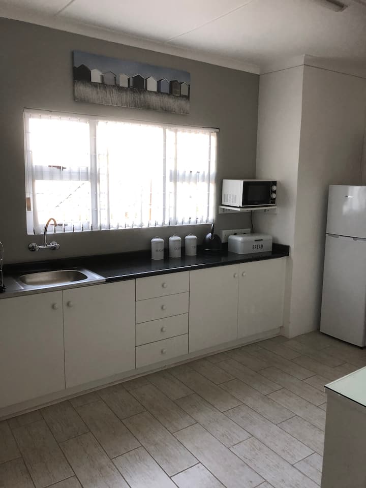 Relaxing Studio With Separate Bedroom & Ensuite. - KwaMashu