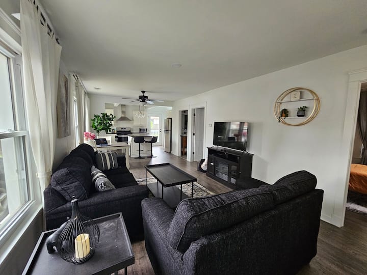 Charming Renovated Cozy Bungalow In Farmington! - Livonia, MI