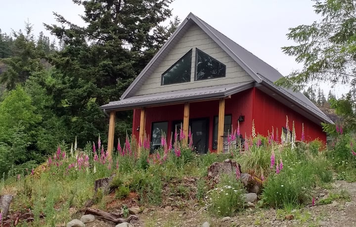 Whalebone Cove Cabin With Ocean Dock - Quadra Island