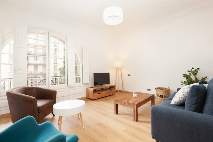 Spacious Flat Near Airport, Fira & Transit Links - Barcelona