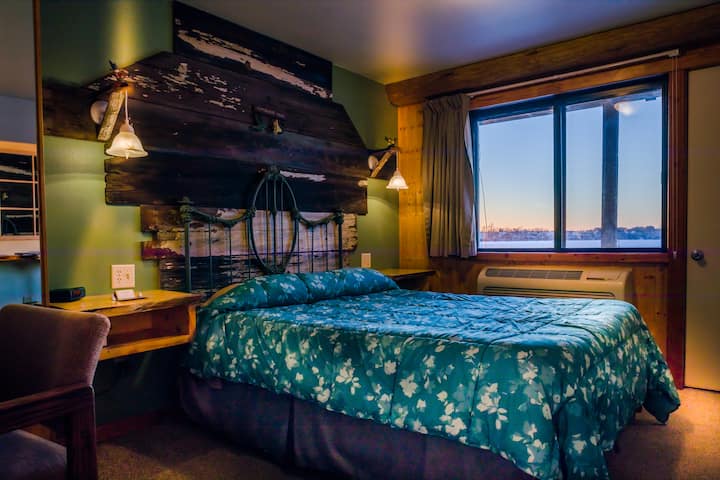 Room 1 - Hummingbird Haven - Curriers (No Pet) - Rice Lake, WI