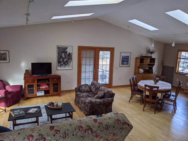 Lovely Guesthouse Near Downtown Slinger - Cedar Lake, WI