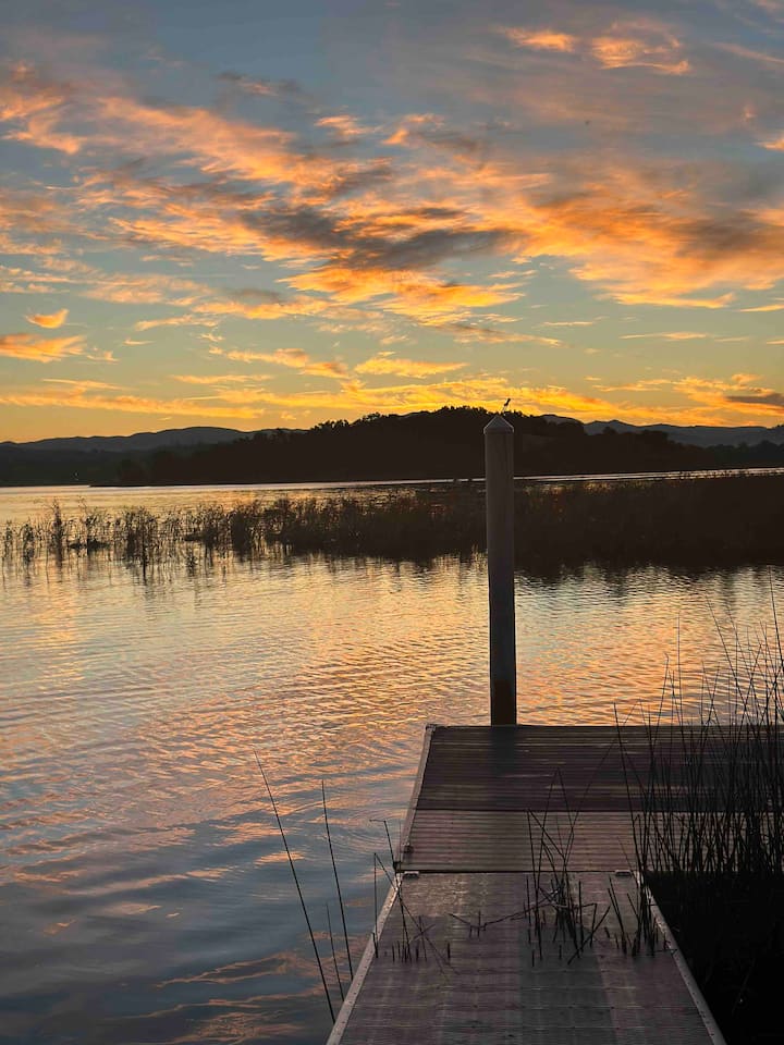 Lakefront Retreat W/ Dock, Kayaks & Sunrise Views - Clearlake, CA