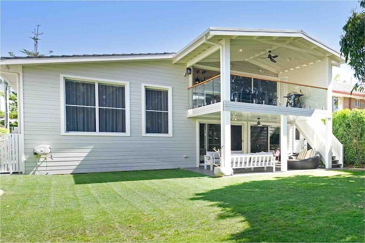 Main Beach Modern Family Home - Surfers Paradise