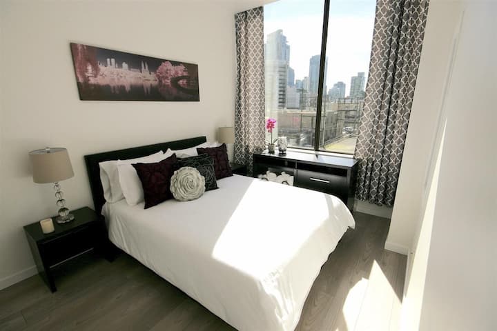 Location! Renovated! Sleeps 2 - Vancouver