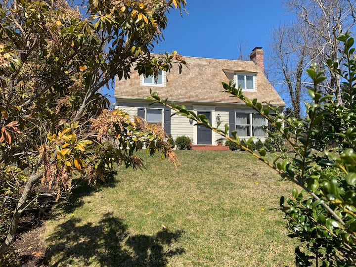 Sag Harbor / Redwood Charming Cottage - Sag Harbor, NY