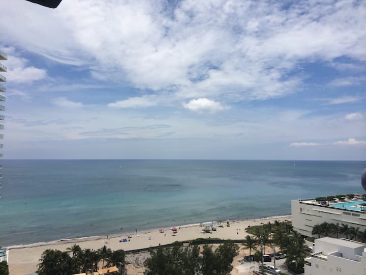 Come Stay In Hollywood Beach 🏖 2/2  Ocean 🌊 View! - Hollywood
