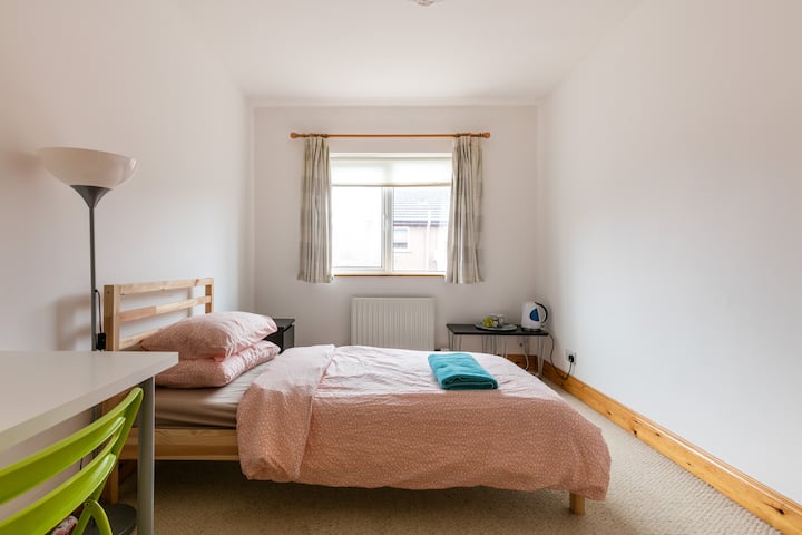 Xl Bedroom, Quiet, Free Parking, Certified, Nomads - Belfast