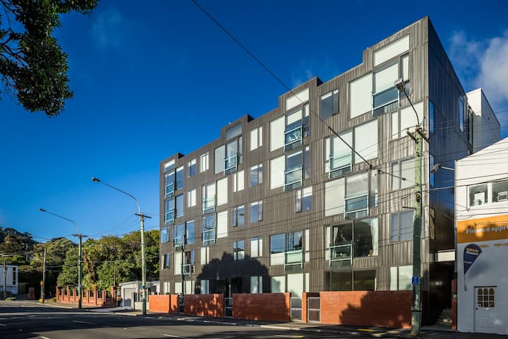 Modern & Comfy ~ Spacious W/full Kitchen & Laundry - Wellington