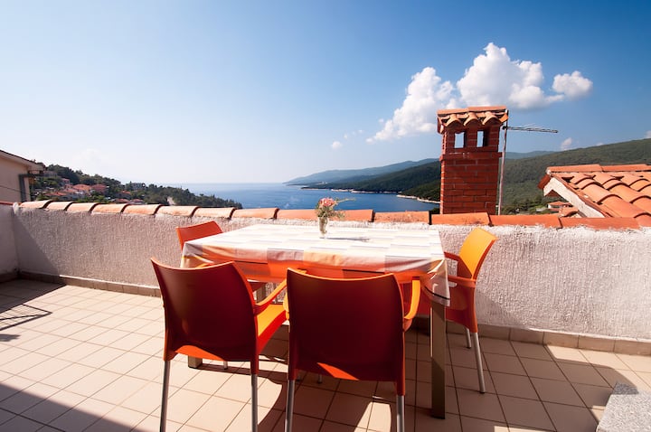 Lovely Two Bedroom Apartment With Roof Terrace - Rabac