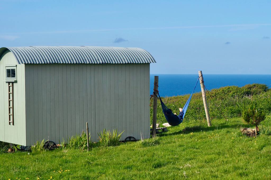 St.Ives: Magnificent Shepherd Huts by the sea - Cabanes de berger ...