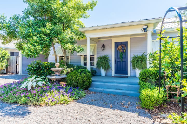 2br W/indoor Jacuzzi! Walk To Downtown! Art House - Ocean Springs, MS