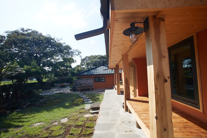 제주다움, 친환경, 고급스러움에 머물다 - 독채 퐁낭댁 안거리 - Jeju-do