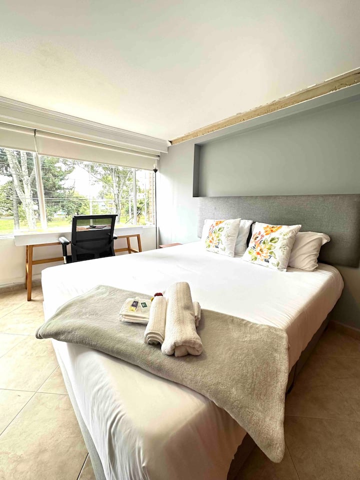 Casa Con Grandes Espacios/embajada/ Corferias/2min - Bogotá