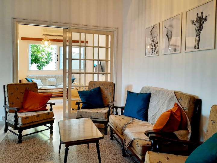 Beautiful Vintage 2 Bedroom Apartment With Garden - Агиос Дометиос