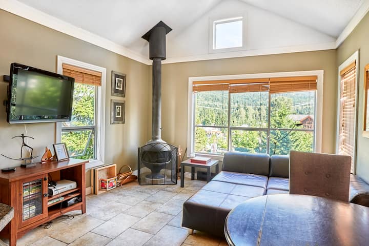 Fantastic Hideaway By The Hill - Whistler