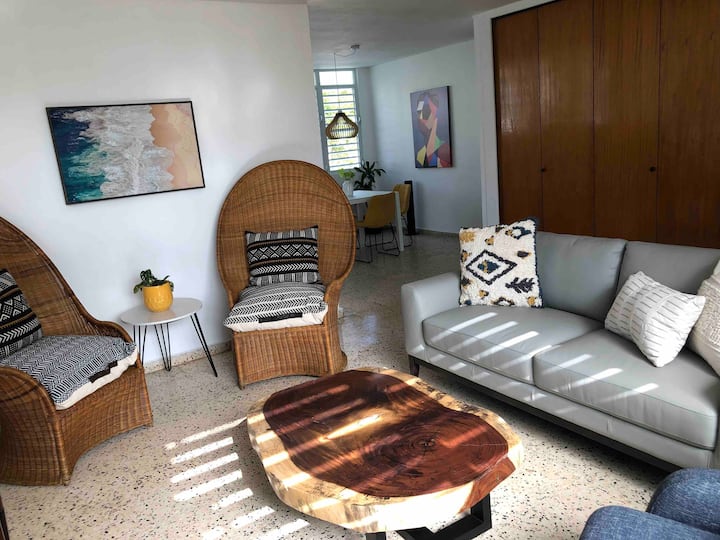 Renovated Second Story Apartment With Free Parking - Puerto Rico