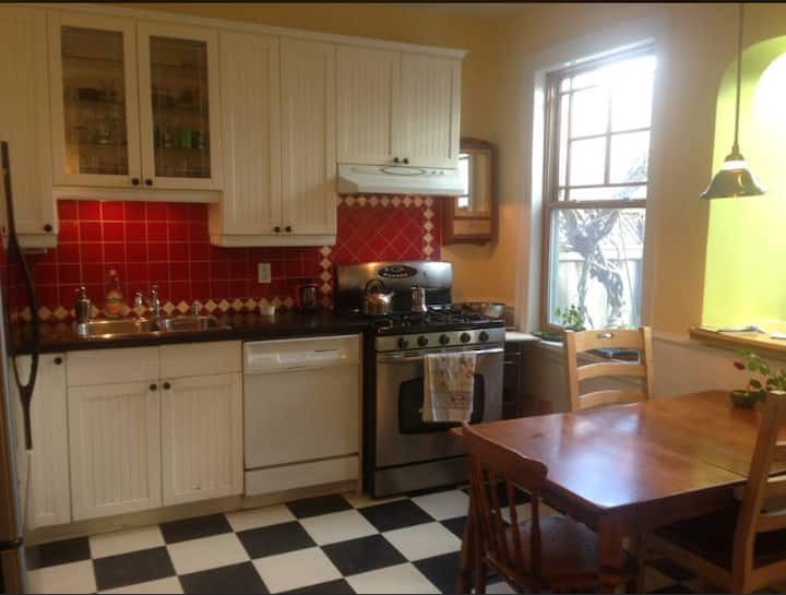 Cozy Charm In The Heart Of Queen Street West - Toronto