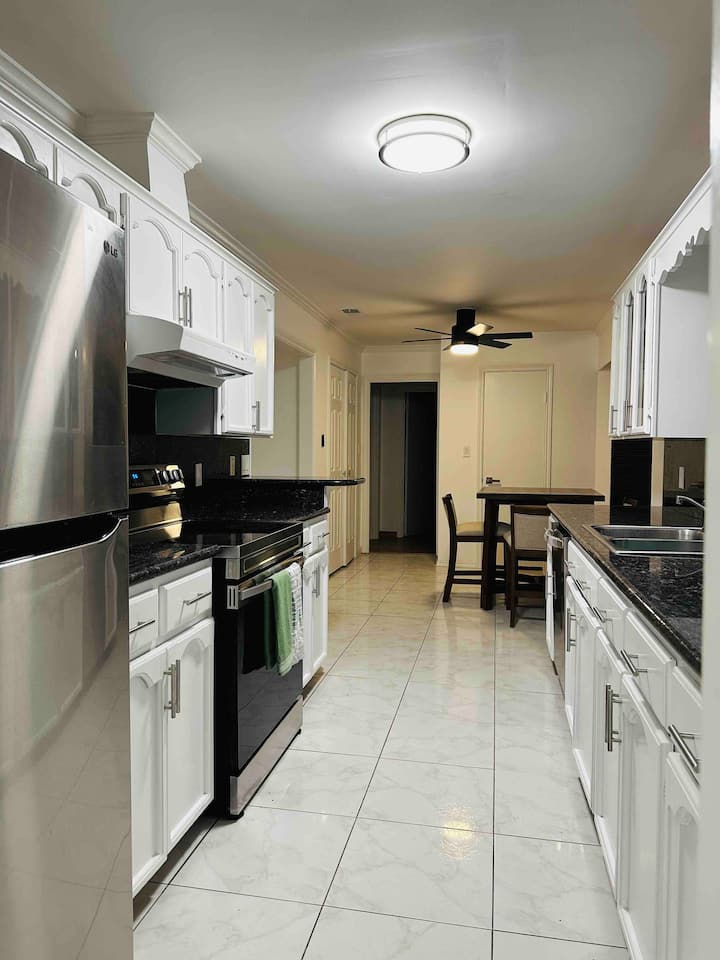 Beautiful Home Welcomes 10 Guests In Mcallen, Tx. - McAllen, TX