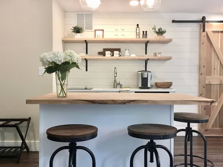 Newly Renovated. Fantastic Design. Private Deck! - Louisville, KY