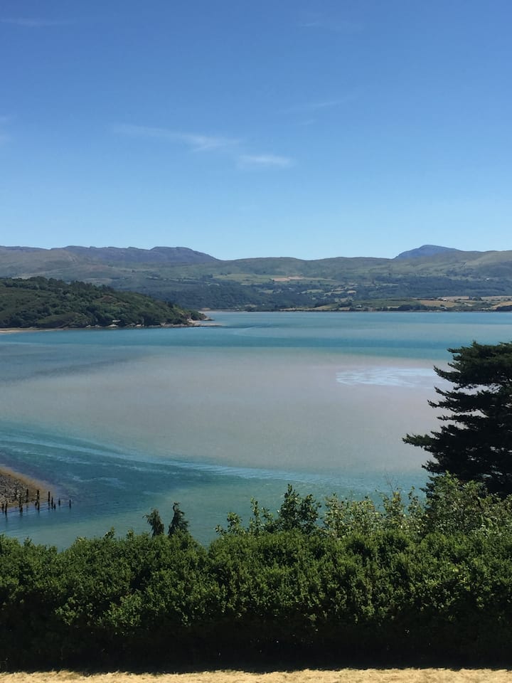 Coastal With Private Lawn And A Sea View Garden - Porthmadog