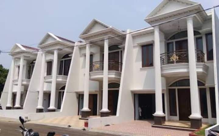 Jagakarsa Townhouse - Quiet Place In The City -