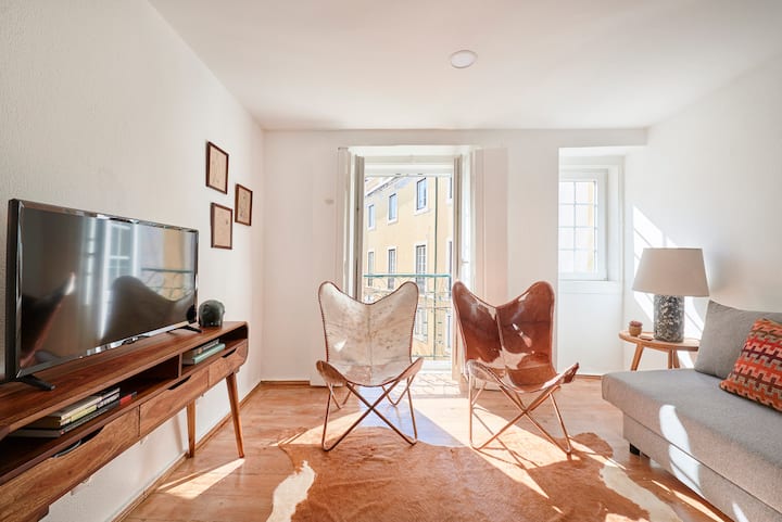 Idyllic Light-filled Alfama Apt, By Timecooler - Lisboa