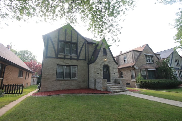 Full House To Enjoy, In A Great Location
(Upto 12) - Milwaukee