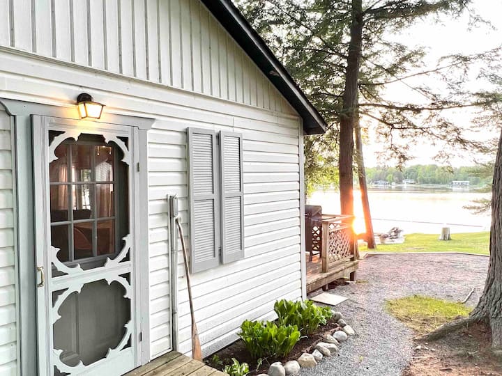 Beachfront 2br Cottage With Water Toys + Sunset - Kawartha Lakes