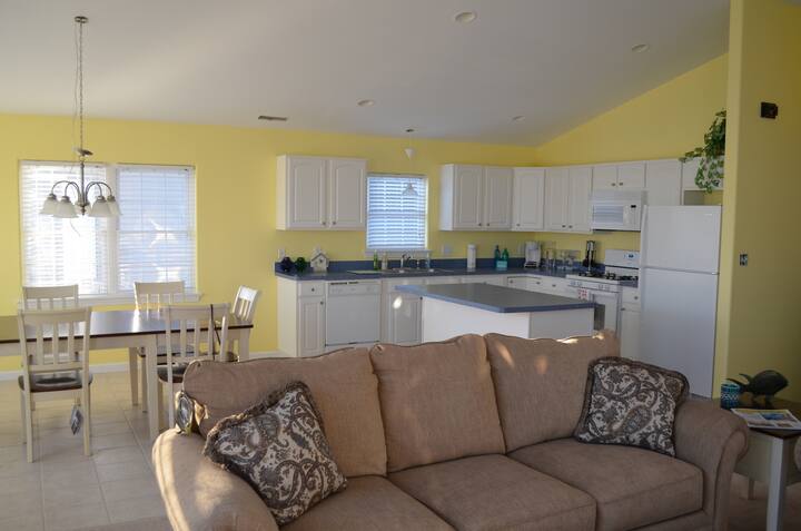 Beautiful And Spacious Top Floor Condo - Stone Harbor, NJ