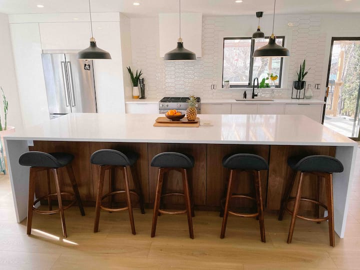 Spacious 5 Bedroom, 3 Bath, Hot Tub, Central Ac - Red Deer