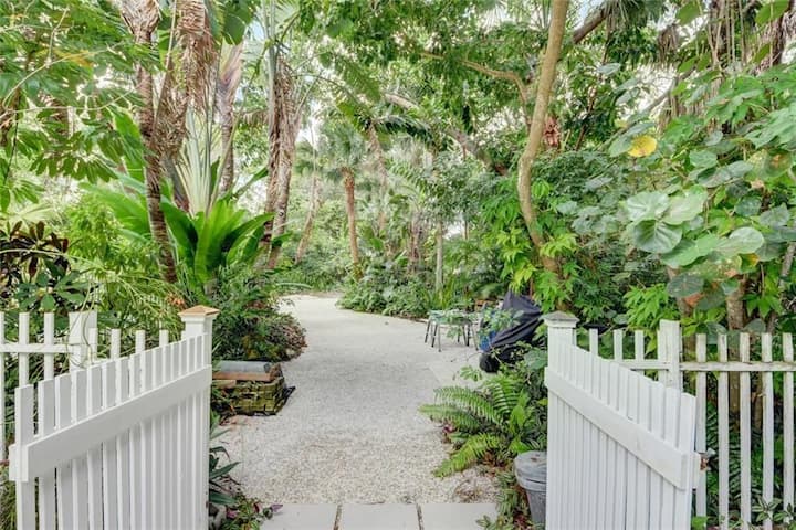 Hidden Tropical Oasis - Stuart, FL