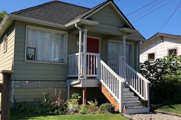 Sweet 1 Br Rescued House In Greenwood - Seattle, WA