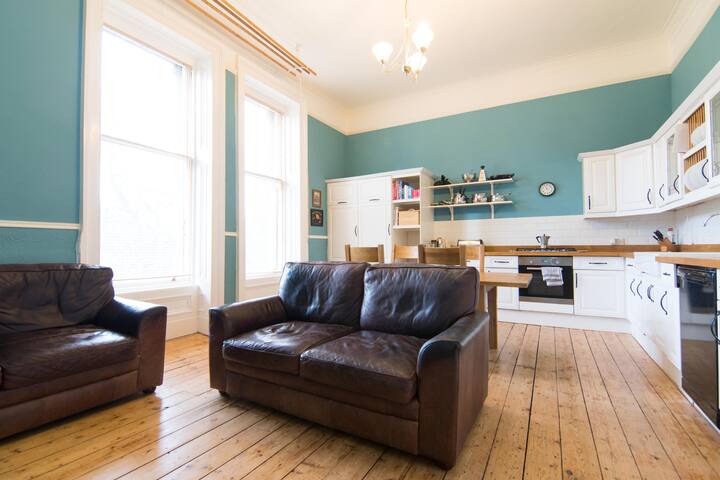 Two Lovely Large Rooms, 6 Mins City Centre - Glasgow