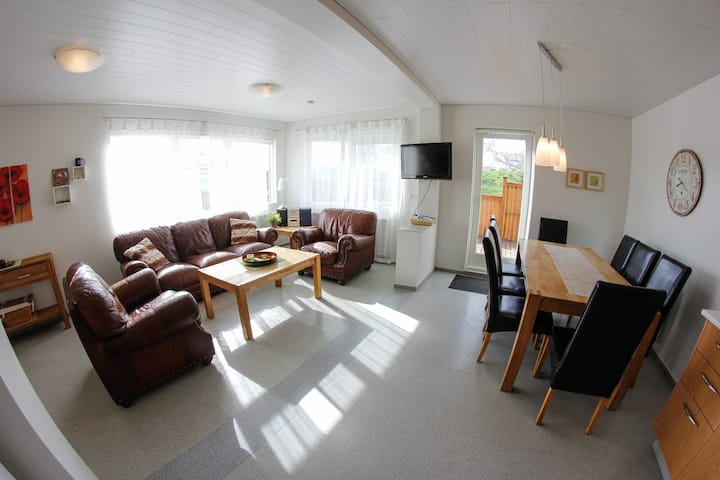 Big & Comfortable Country Side Cabin With Hot Tub - Islândia