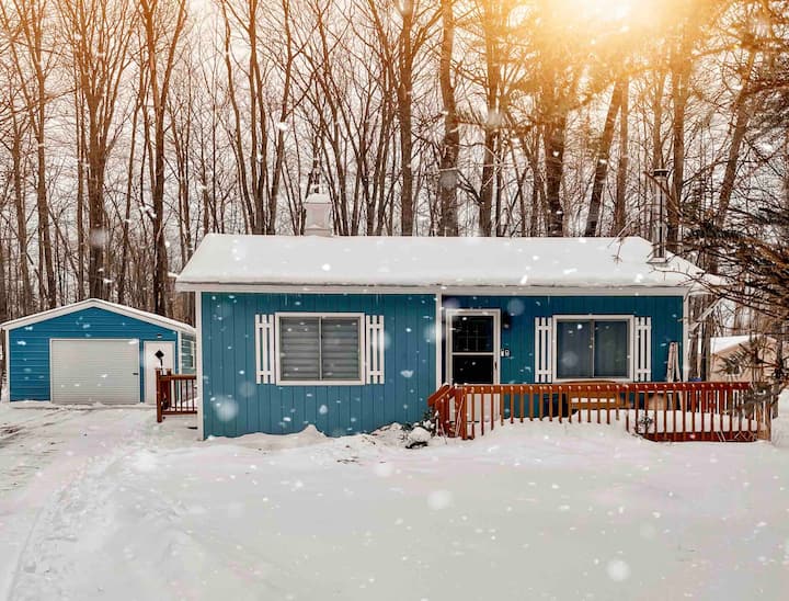 Cozy Blue Cabin At Higgins Lake - Higgins Lake, MI