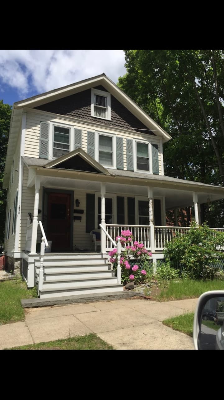 Victorian Home Near Track And Town (Upstairs) - サラトガ・スプリングズ, NY