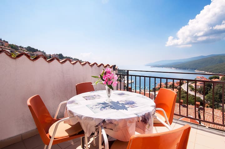 Sunny Two Bedroom Apartment With Sea View - Rabac