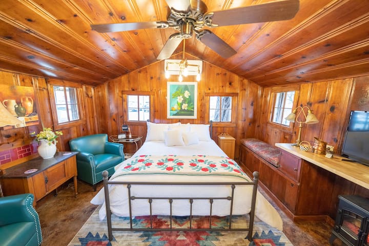 Papaw’s Cabin  (A Hand-built 1930’s Log Cabin) - Abilene, TX