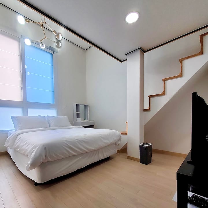 이수역 도보 10초 / 복층 원룸형 레지던스 / 풀옵션 / 퀸사이즈 침대 / 쇼파 - Seoul
