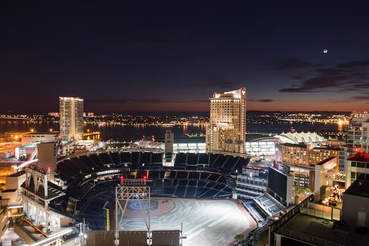 Modern & Hip Downtown Condo Steps To Petco Park - 聖地亞哥, CA