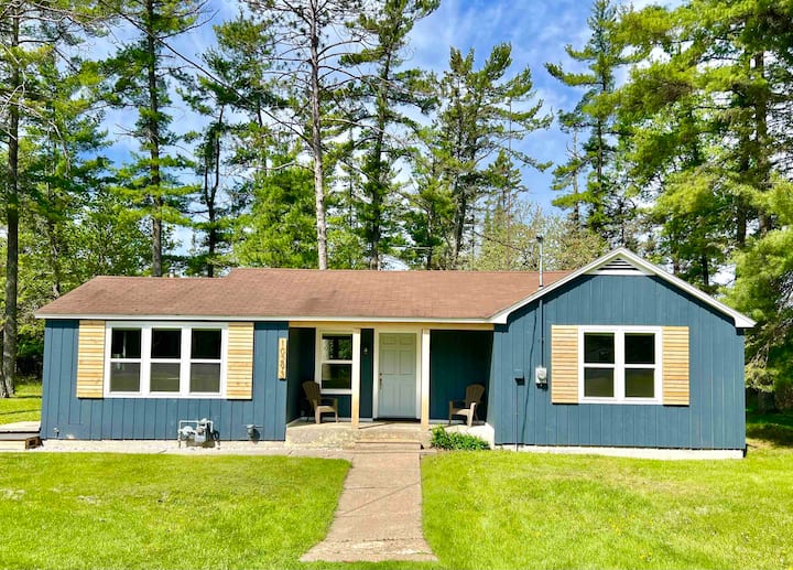 Entire House With Relaxing Backyard - Gladstone, MI